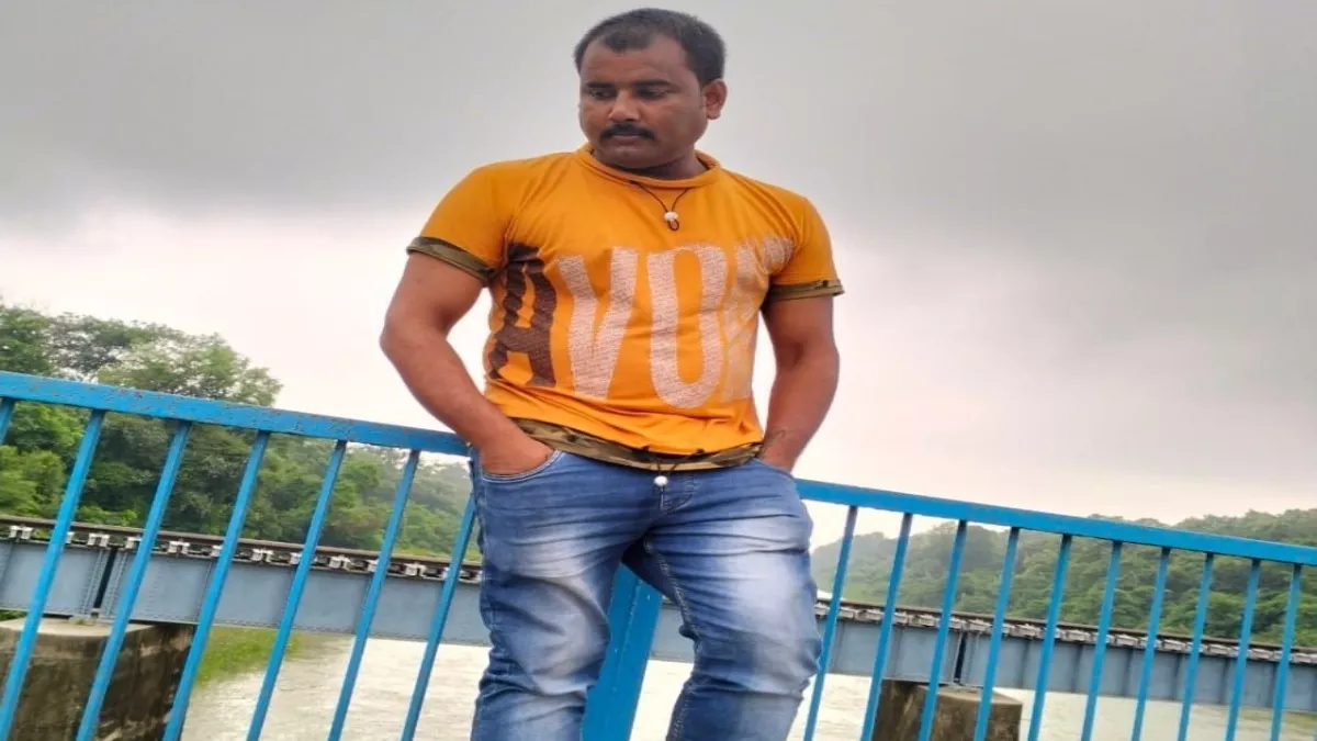 Bahraich News: सेल्फी के चक्कर में फिसला पैर और घाघरा नदी में गिरा युवक ...