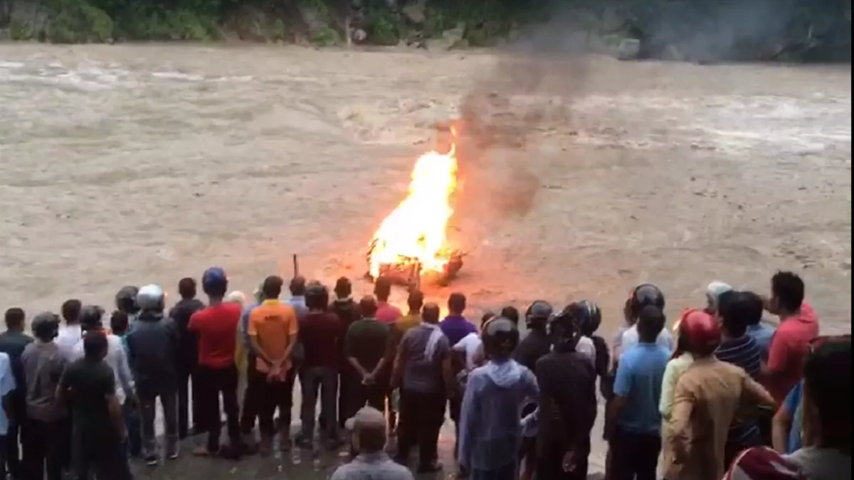 Burning Pyre Video Viral : नदी का जलस्तर बढ़ने पर लहरों में बहने लगी ...