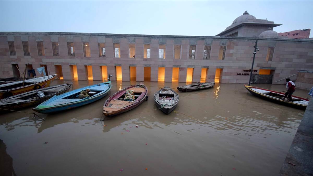 Flood in Varanasi : खतरा बिंदु पार कर विश्‍वनाथ कारिडोर तक जा पहुंचीं ...