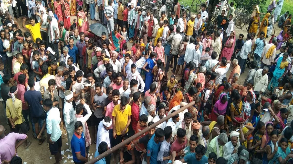 Bihar: बच्‍चे से लेकर बुजुर्ग तक लग गए कतार में, इन तस्‍वीरों को देखिए ...