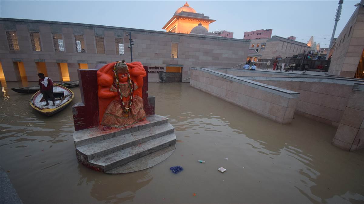 Flood in Varanasi : काशी विश्वनाथ धाम में घुसा बाढ़ का पानी ...