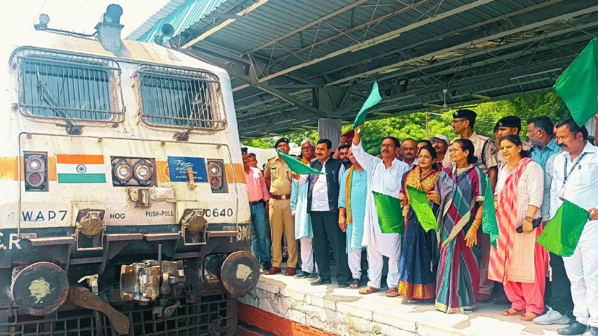 Tulsi Express Train: नए सफर पर चली तुलसी एक्सप्रेस, पहले दिन रही लेट ...
