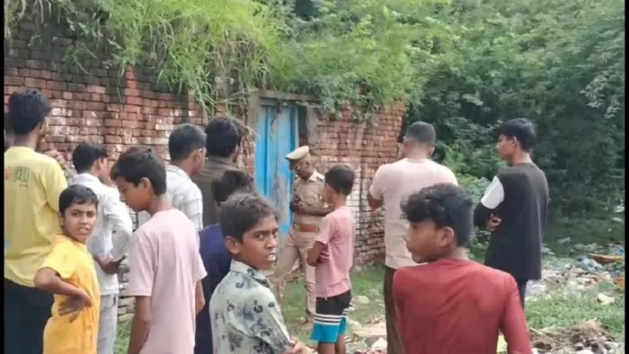 Prayagraj News : झाड़ियों में मिला कीचड़ से सना अज्ञात युवक का शव ...