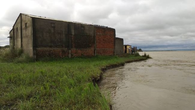 अमवा खास तटबंध के डाउन स्ट्रीम में गंडक का दबाव जारी - Gandak pressure ...