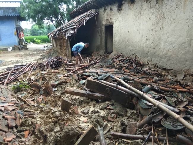 बारिश से दीवार गिरी, मलबे में दबकर दो की मौत - Walls collapsed, two ...