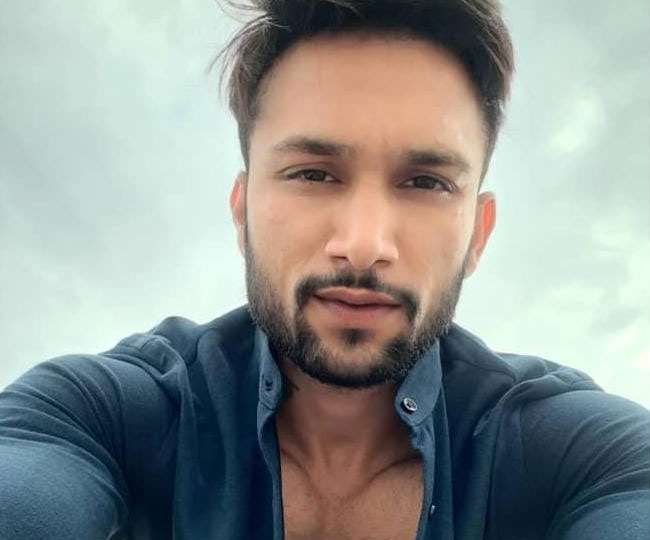 आदित्य ठाकरे की नकल करते हुए कसे व्यंग्य, यू-ट्यूबर व माॅॅडल साहिल ...