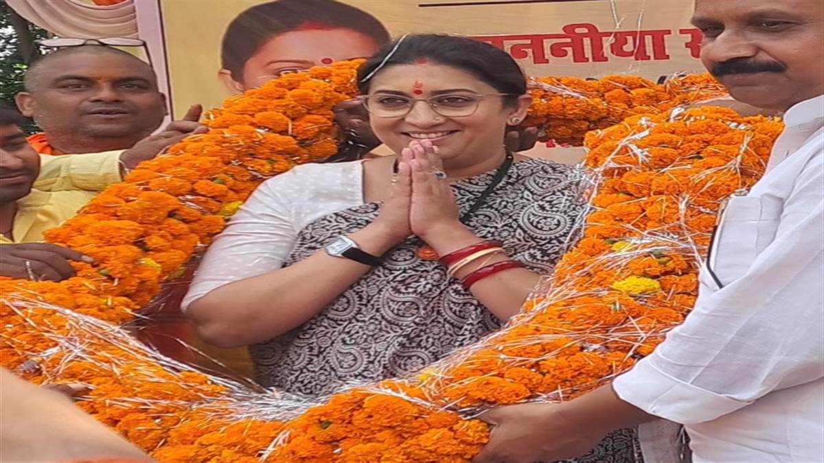 अमेठी दौरे पर पहुंचीं केंद्रीय मंत्री स्मृति ईरानी, बोलीं- वीर शहीदों ...
