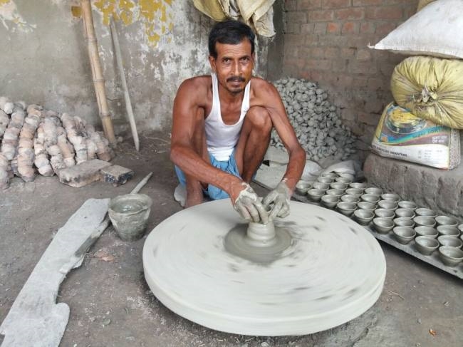 मिट्टी के बर्तनों की मांग बढ़ी, कुम्हार की चाक ने पकड़ी रफ्तार ...
