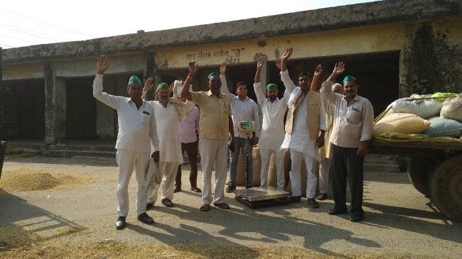 धान खरीदने से मना करने पर किसानों ने बंद कराया तौल केंद्र - Farmers ...
