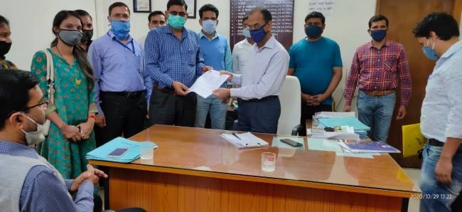 डाकपत्थर में डिप्लोमा इंजीनियरों ने दिया धरना - Diploma engineers give ...