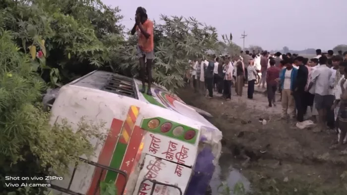 Banda Bus Accident : सवारियों से भरी तेज रफ्तार बस पानी भरी खंती में ...