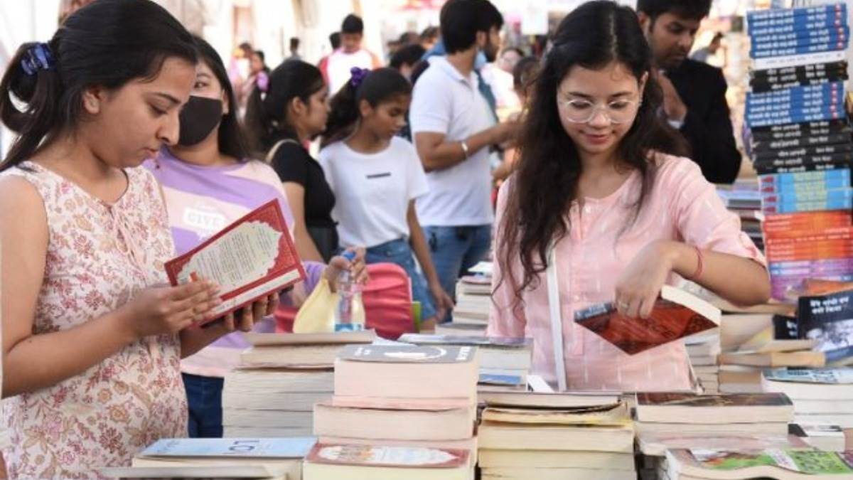 Lucknow: रिवरफ्रंट पर सज गया किताबों का संसार, नौ दिन तक चलेगा पुस्तक ...