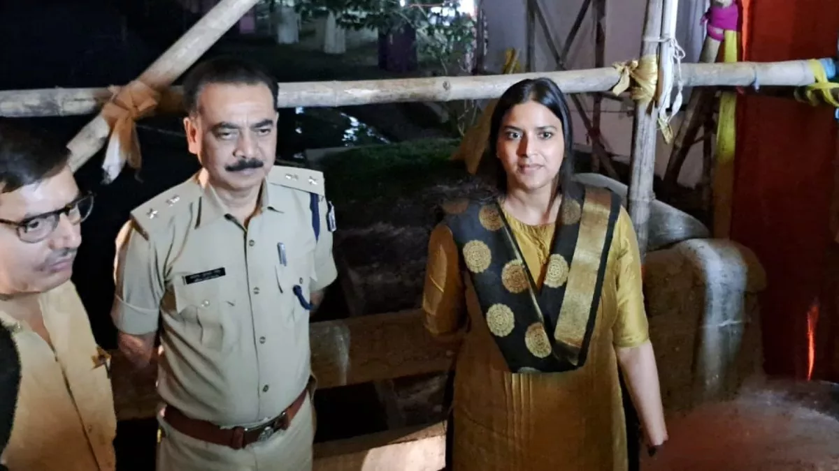 छठ महापर्व पर एक्टिव हैं अररिया डीएम IAS इनायत खान, घाटों का निरीक्षण ...