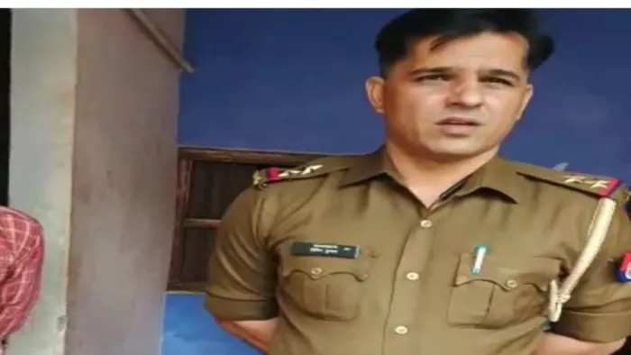 Pilibhit News : पीलीभीत में पुलिस ने घर में घुसकर की अभद्रता, लगाया आरोप, वीडियो वायरल ...