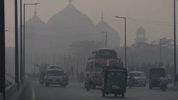 Pakistan Air Pollution: लाहौर दुनिया का सबसे प्रदूषित शहर, AQI 950 के ...
