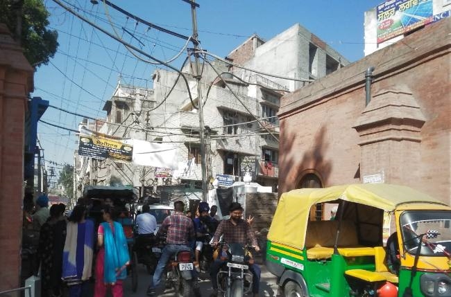 सुल्तानविड गेट-श्री हरिमंदिर साहिब मार्ग पर लगा रहता है जाम - Traffice ...