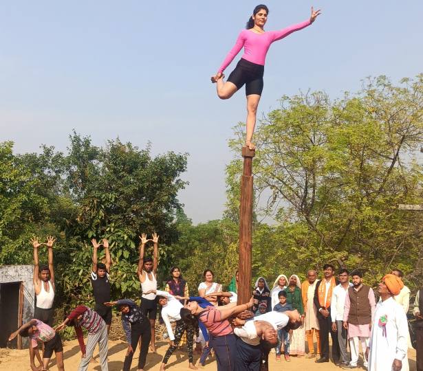 युवतियों ने मलखंब पर दिखाए हैरतंगेज करतब - The women showed amazing ...