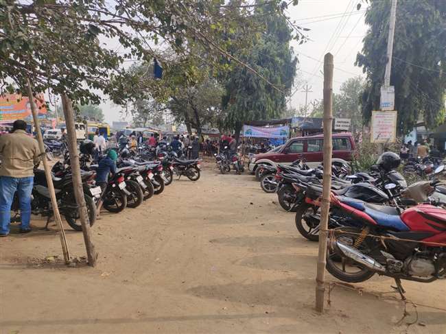 बरेली में दफ्तर के बाहर से बगिया उजाड़कर बना दिया अवैध स्टैैंड ...