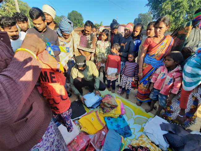 गरीबों के लिए सौगात, कपड़ा बैंक से शुरू हुआ वस्त्र वितरण - Serving for ...