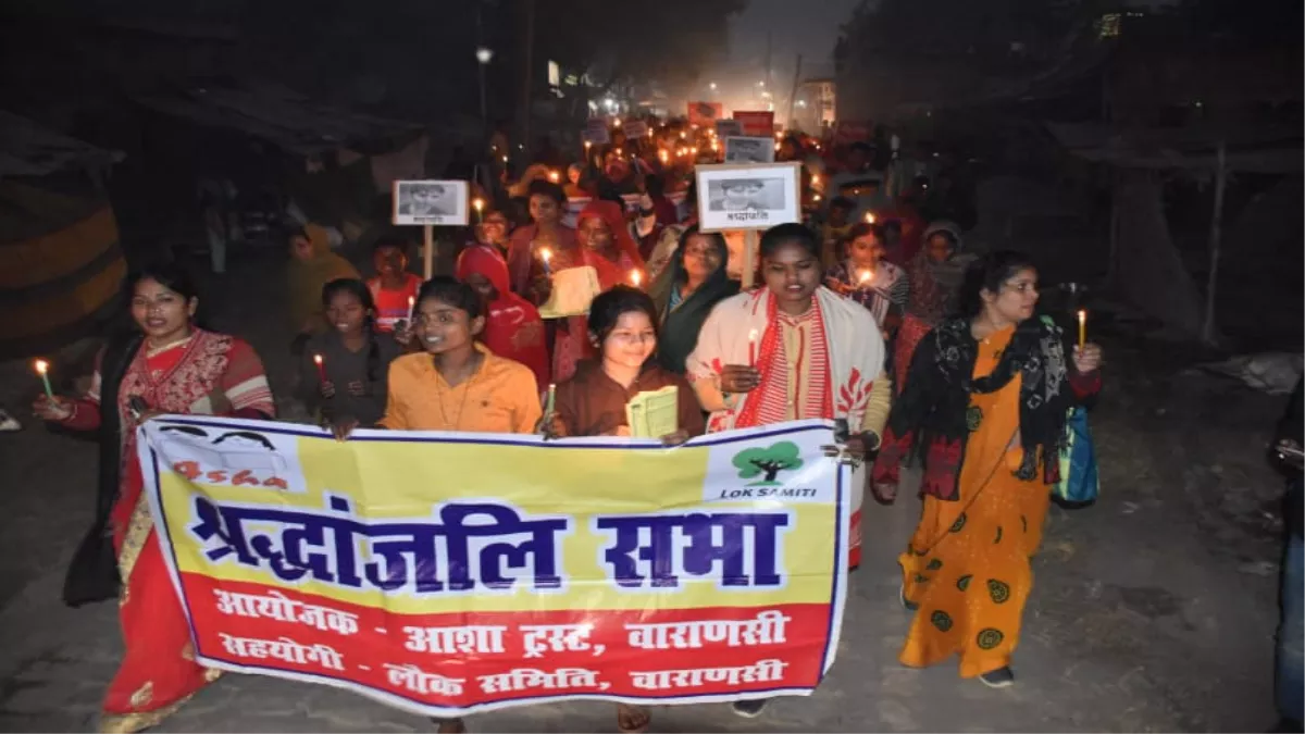वाराणसी में कैंडल मार्च निकालकर की श्रद्धा को श्रद्धांजलि देने के साथ ...
