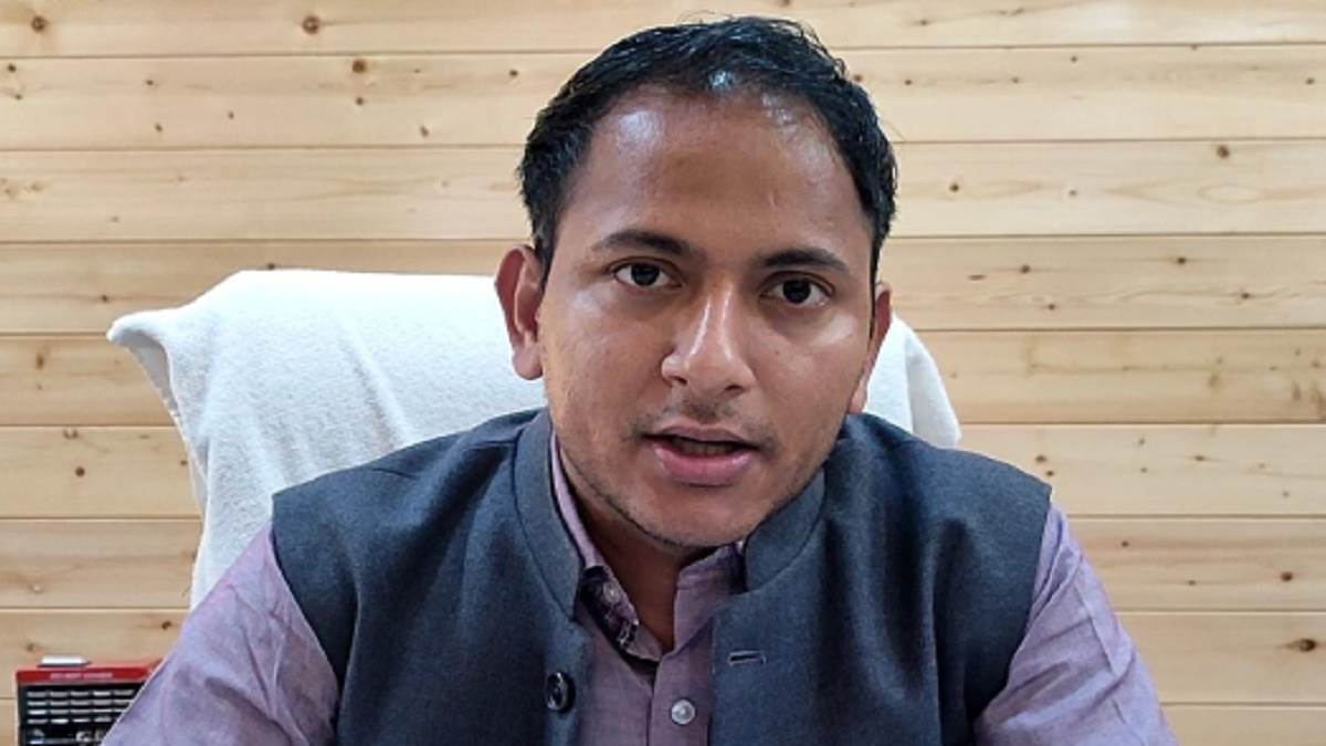 गड्ढा मुक्त सड़कें और नियमों की समझ बचा सकती है जिंदगी : डीएम चंपावत ...