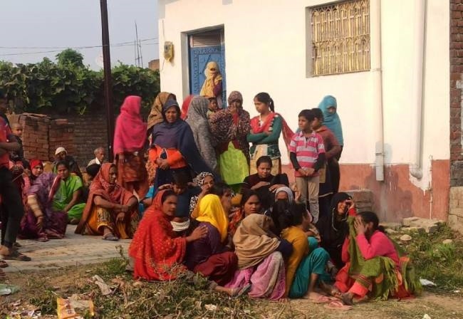 ट्रेन की चपेट में आकर बाबा-नाती की मौत - Baba and grandi died after ...