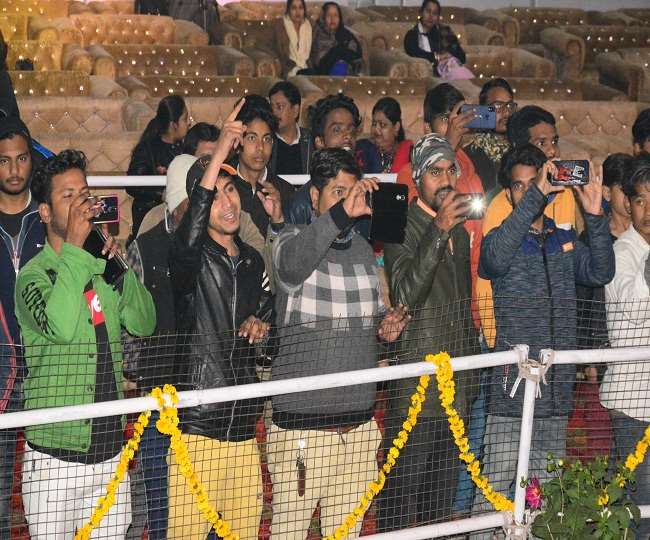 बॉलीवुड पॉप सिंगर शिबानी कश्यप के सुरों पर झूम उठा शहर Aligarh news ...