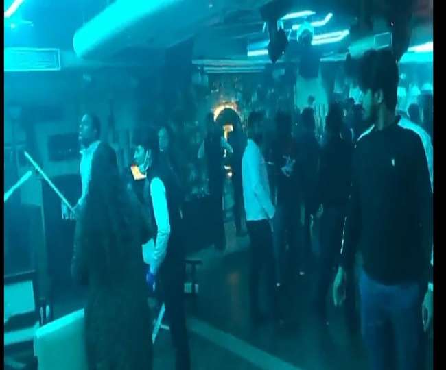 अराजकता का अड्डा बनी लखनऊ की समिट बिल्डिंग, सिगरेट पीने को लेकर दो ...