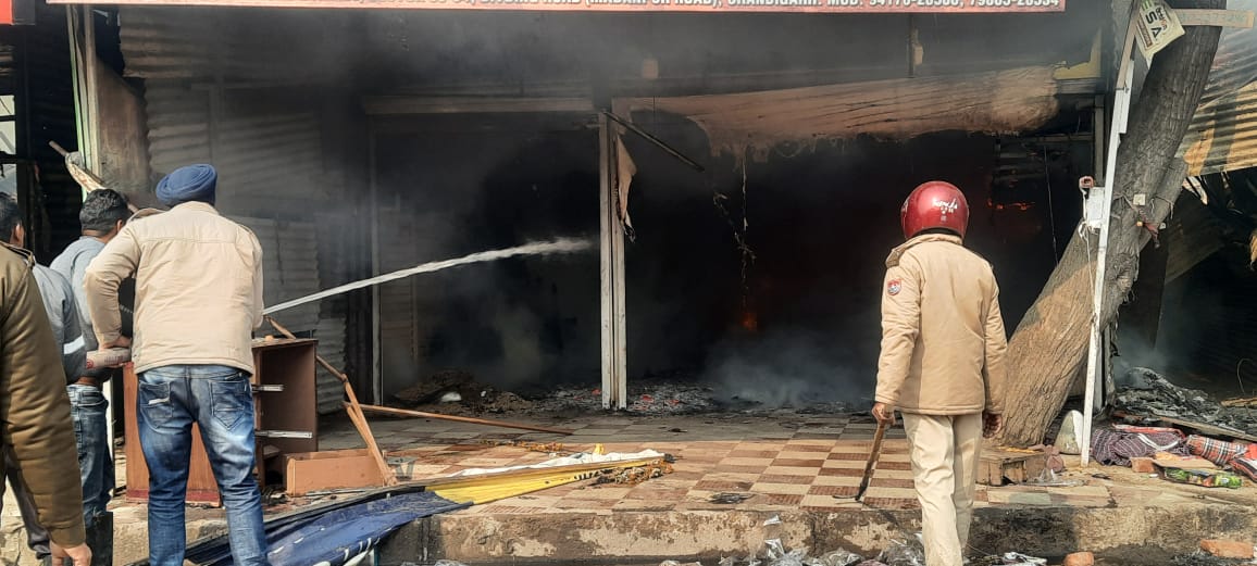 Chandigarh Fire News: फर्नीचर मार्केट में लगी भीषण आग, 20 दुकानें जलकर ...
