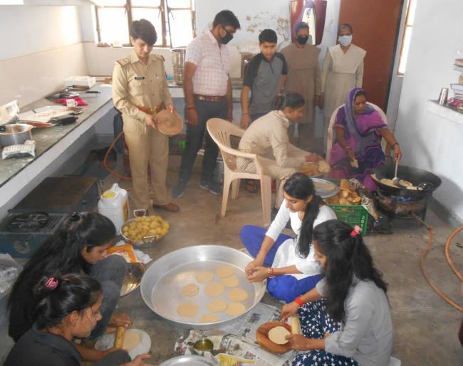 अन्नपूर्णा बन निकल रहीं महिला थाने की सिपाही - char(39) || chr(39 ...