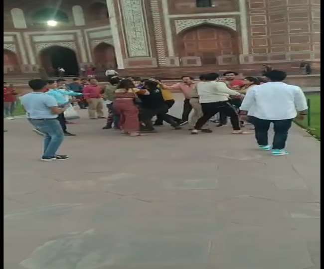 Taj Mahal: ताजमहल में पर्यटकों में हुई लड़ाई, वीडियो हुआ वायरल - Video ...