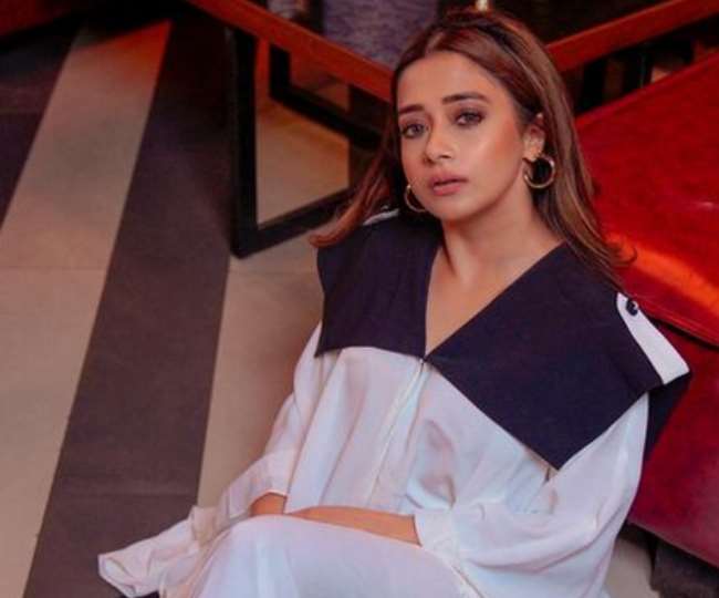 टीवी की इस 'संस्कारी बहू' ने पोज देने के लिए किया कुछ ऐसा, कैमरे में ...