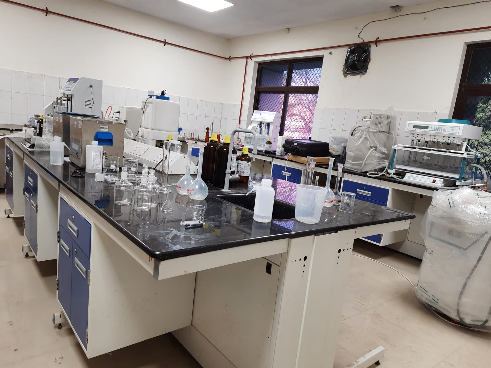 वाराणसी में यूपी की दूसरी ड्रग लैब शुरू, प्रयोग के तौर पर तीन माह से चल ...