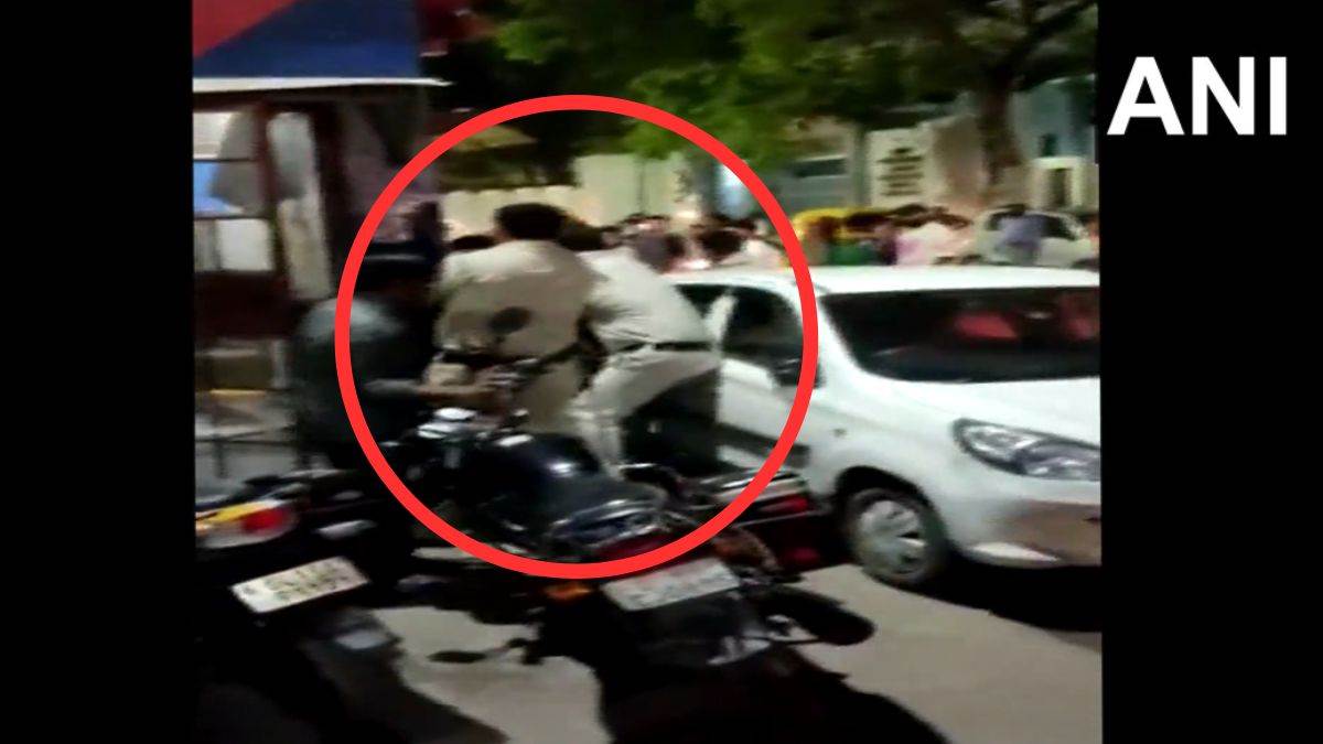 VIDEO: दिल्ली के इंदिरा विकास कालोनी में पुलिस और लोगों के बीच हाथापाई ... VIDEO: दिल्ली के इंदिरा विकास कालोनी में पुलिस और लोगों के बीच हाथापाई ...