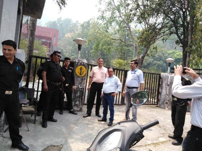 दस्तावेज लेने एचएमटी गई टीम खाली हाथ लौटी - team was goes to HMT ...