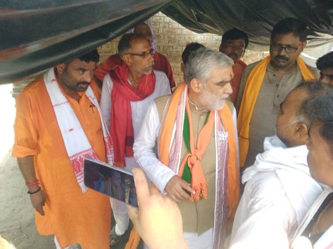 अग्निपीड़ितों से मिले चौबे, राहत तेज करने का अनुरोध - chauve meet fire ...