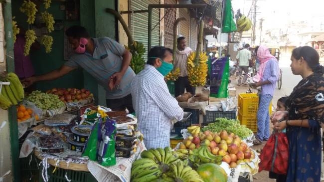 रमजान को लेकर बाजार में सजीं फलों की दुकानें - crow for shopping on ...