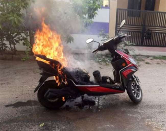 EV Fire: नहीं थम रही घटनाएं, एक और इलेक्ट्रिक स्कूटर में लगी आग - One ...
