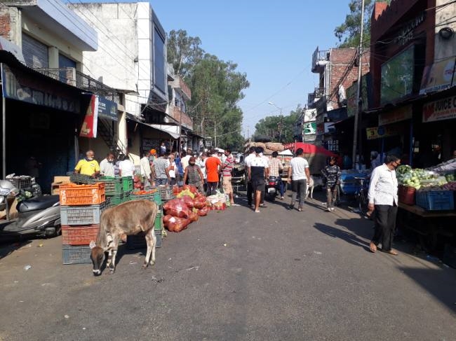 तलवाड़ा सब्जी मंडी में उड़ी फिजिकल डिस्टेंसिंग की धज्जियां - Physical ...