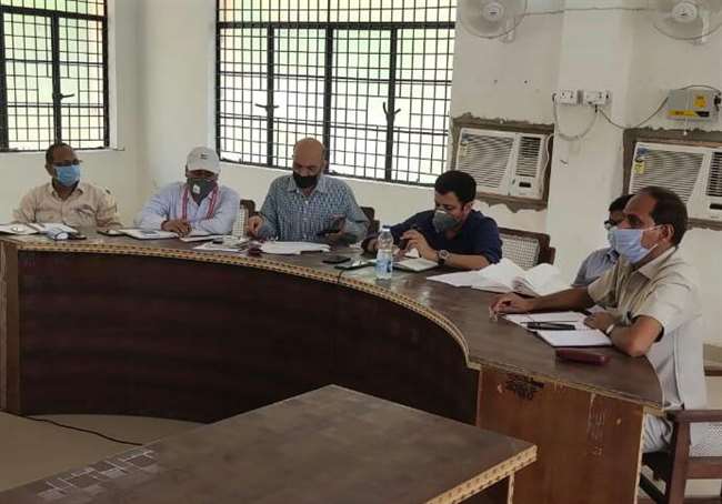 Tiddi Dal Attack : फसलों को बचाने के लिए वाराणसी में बनी समिति, ग्राम ...