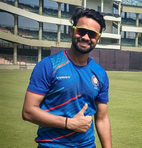 इंग्लैंड में खेली जा रही काउंटी क्रिकेट में हल्द्वानी के मयंक ने झटके ...