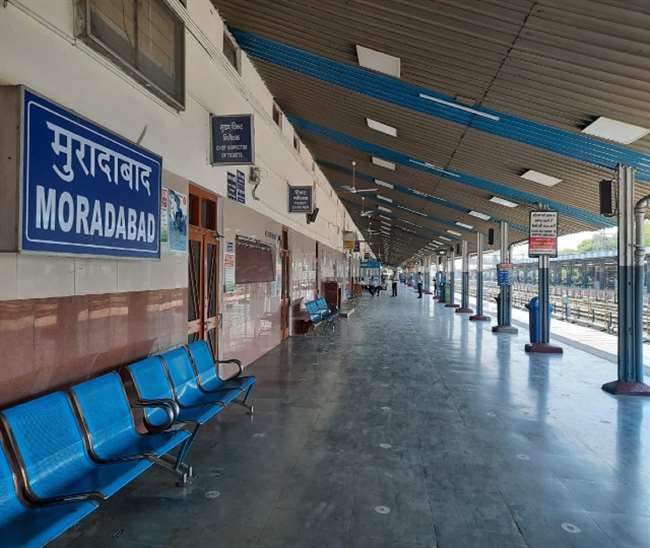 Indian Railways फ्रंट लाइन वर्कर्स का दर्जा देने की मांग को लेकर स्टेशन ...