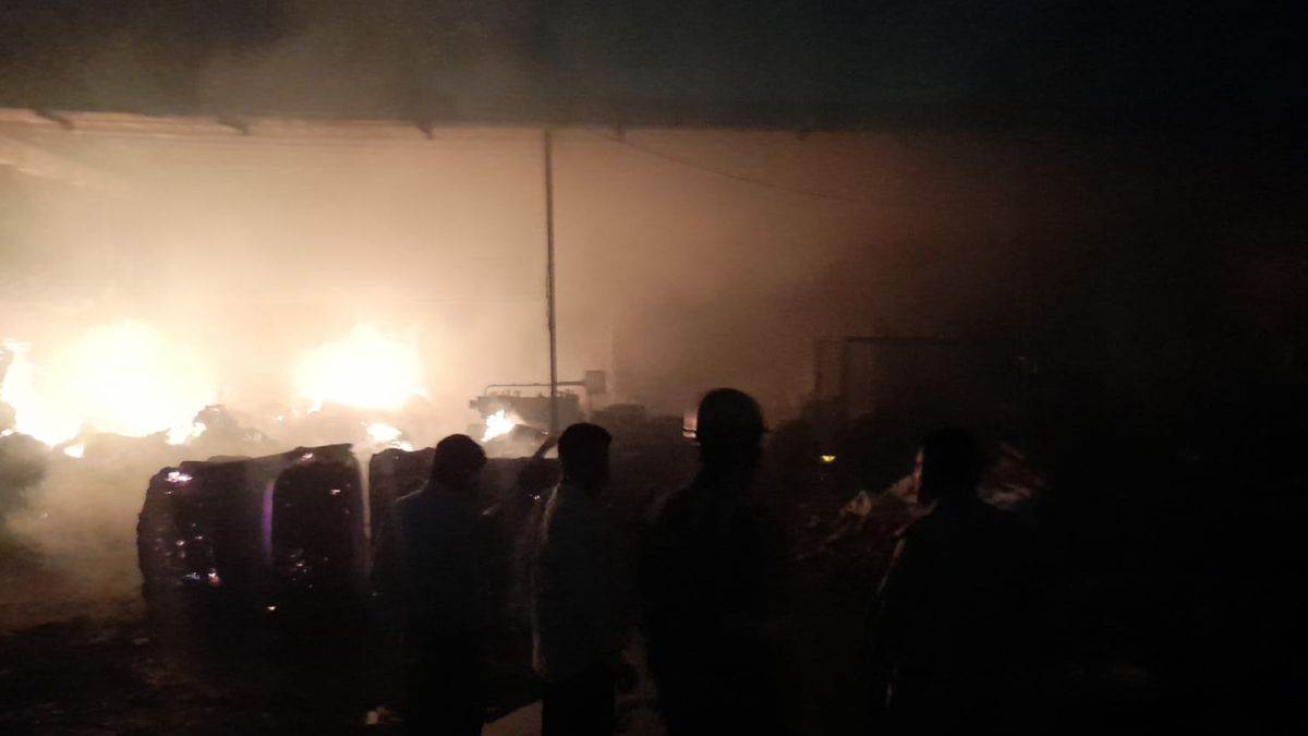 Ghaziabad Fire: लोनी की गत्ता फैक्ट्री में लगी भीषण आग, तीन घंटे में ...