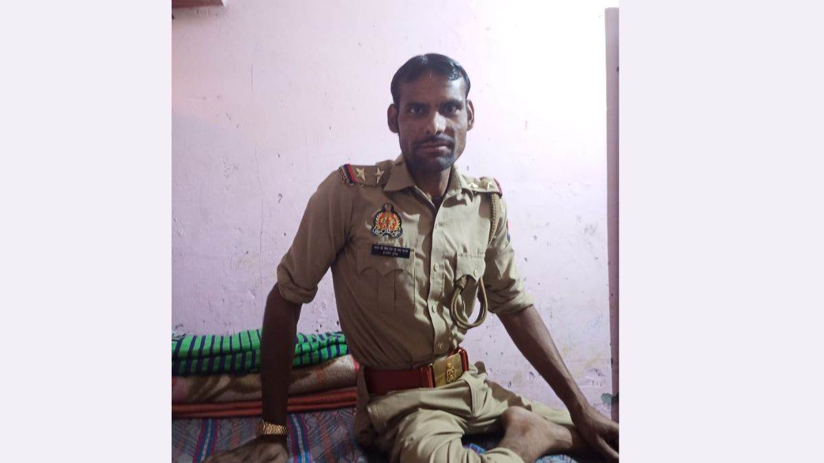 Noida News: पुलिस की वर्दी पहन बन गया दारोगा, लोगों पर दिखाता था रौब - Noida police arrested ...