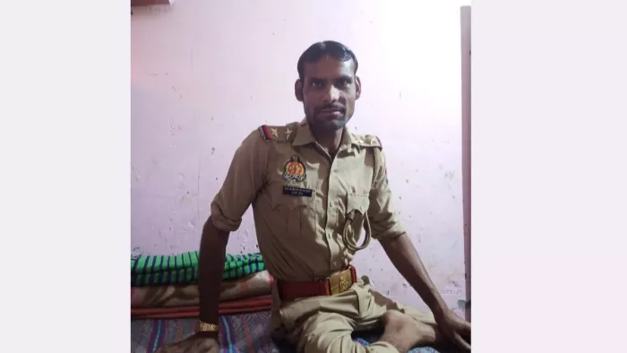 Noida News: पुलिस की वर्दी पहन बन गया दारोगा, लोगों पर दिखाता था रौब - Noida police arrested ...