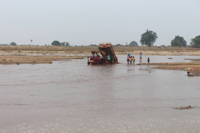 आठ माह बाद किउल नदी में दिखा पानी