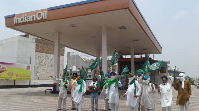 पेट्रोल व डीजल की बढ़ी कीमतों के विरोध में किसानों ने किया रोष प्रदर्शन