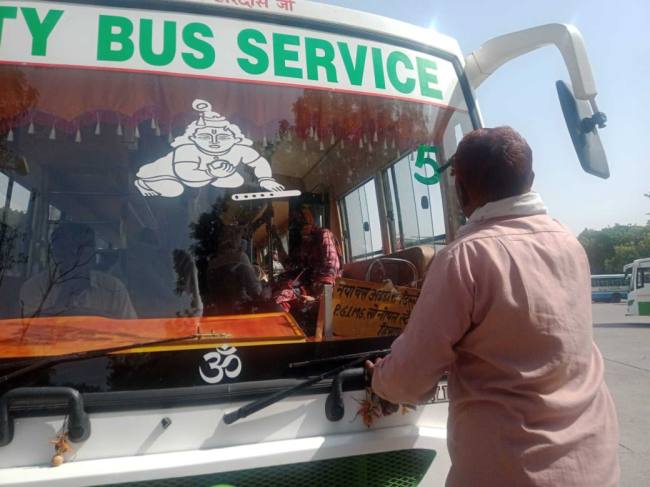 ईको फ्रेंडली बसों पर लगाए रूट के बोर्ड, यात्रियों के लिए रखे पानी के ...