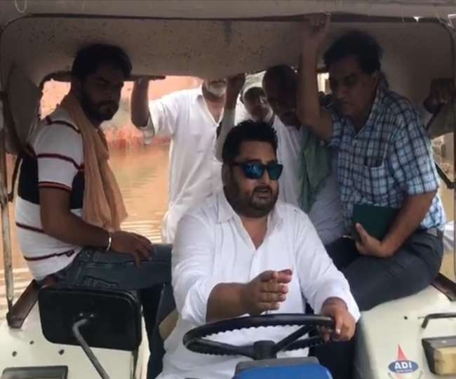 अफसरों को ट्रैक्टर पर बैठाकर चौटाला गांव पहुंचे ताऊ देवीलाल के पोते ...