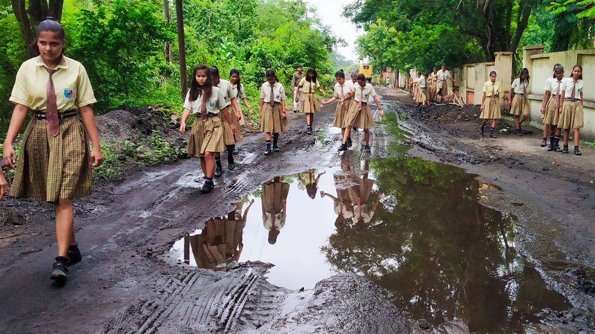 ढाई दशक में भी नहीं सुधरी सुदामडीह-मोहलबनी सड़क की दशा - Sudamdih ...